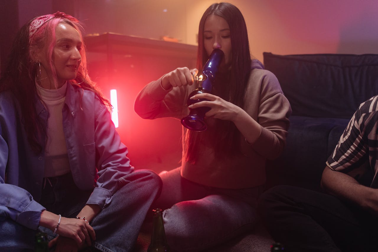 Bubbler vs. Bong: What’s the Difference, Pros & Cons, and Which Is Bet ...